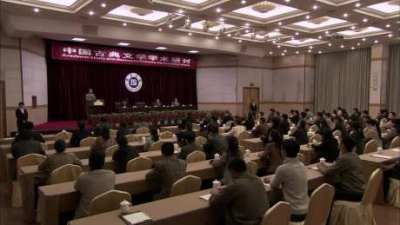 教授在研讨会上发言,不料男孩竟过来闹事,结果教授私事被曝光了