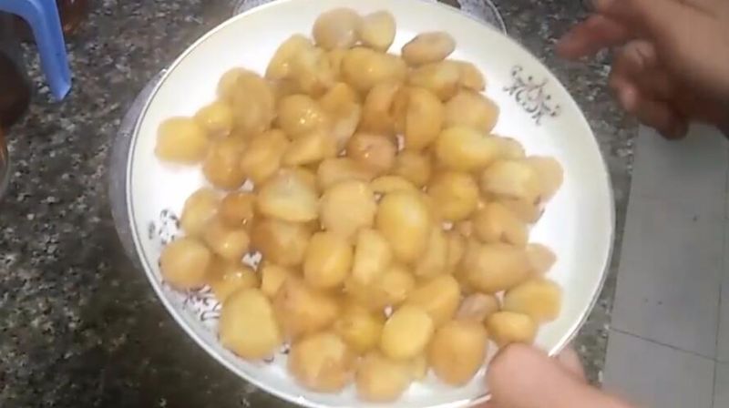 还在为板栗剥皮苦恼?板栗去皮有窍门,一锅清水就能轻松搞定