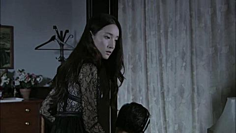 警察为找破案线索,假装上门了解情况,结果美女表现得异常紧张