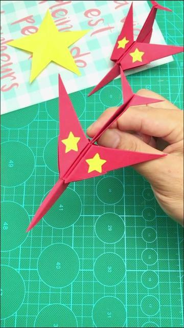 国庆节做一架喜庆的飞机模型幼儿手工,国庆节手工,折纸飞机