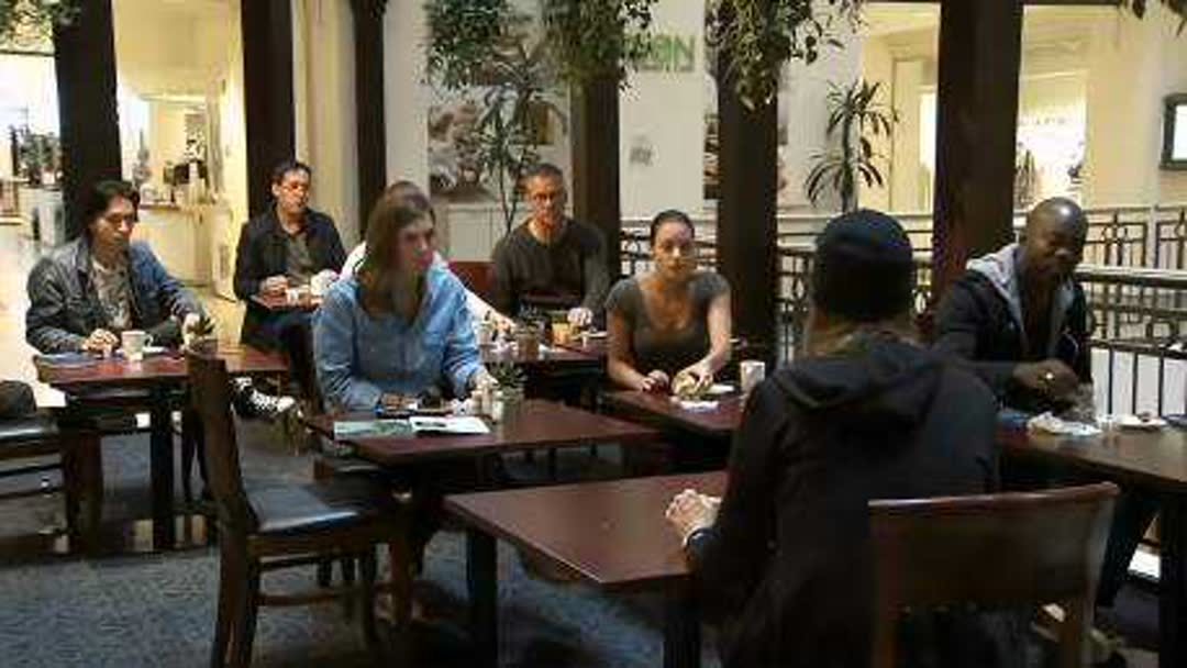 在某个咖啡馆内吃东西,一大群人模仿我,是不是我太帅了?