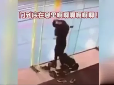 蒙圈!美女连续三次撞上玻璃门!最后落荒而出!