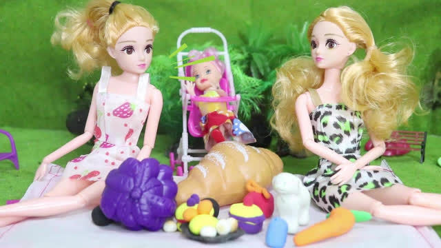 安娜艾莎带孩子去野餐,小妹妹突然哭了