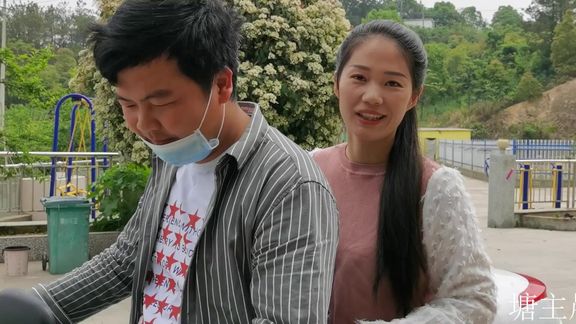 公婆干农活辛苦了,晨晨特意去菜场买排骨猪脚,给二老补身体