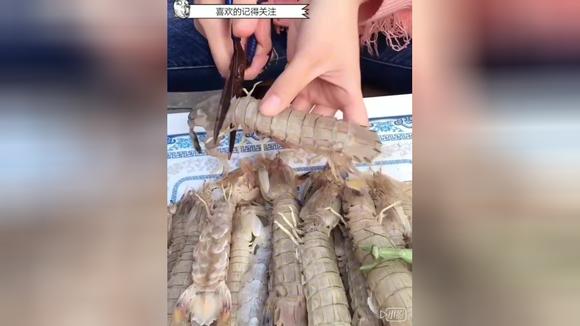 都说皮皮虾好吃皮难剥,那这个视频你可千万别错过,简单易操作