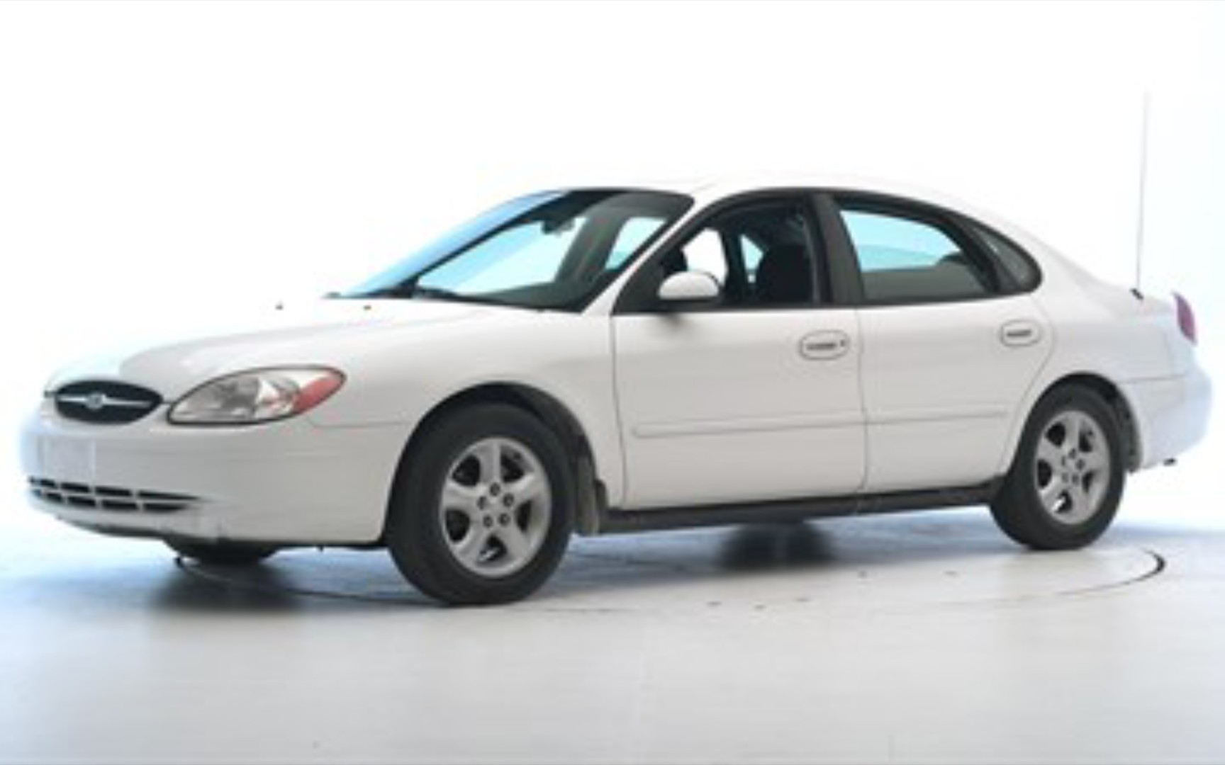 IIHS 2001(测试于2005)福特金牛座 30%柱状偏置碰撞测试(硬核测试)