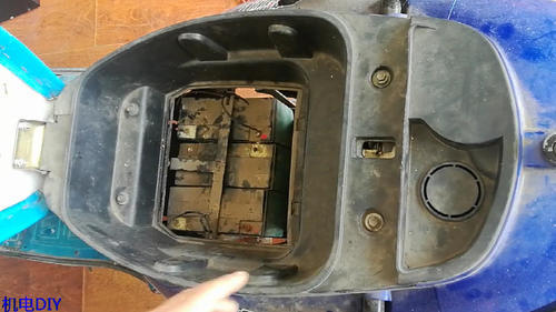 小伙花二百块钱买了一辆电动车!开始说有三块电池!拆开一看乐了