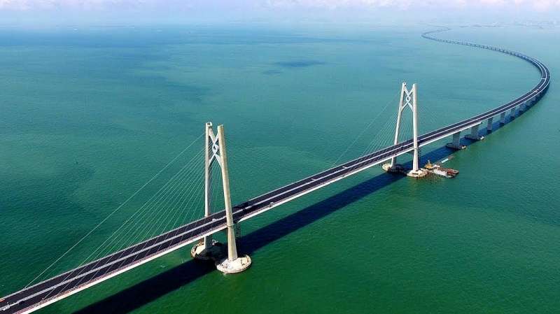 外国人介绍港珠澳大桥,油管网友:8年时间完成只可能发生在中国