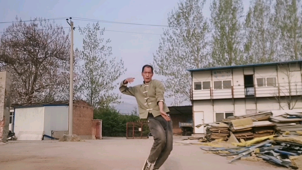 乡村大叔模仿舞蹈动作,欢迎大家进来观看