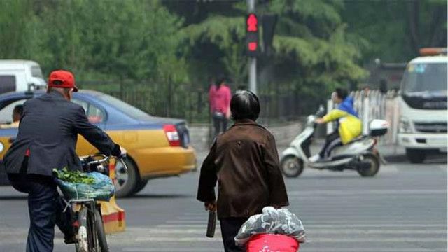 最憋屈的司机!撞上闯红灯的行人还要赔钱?!