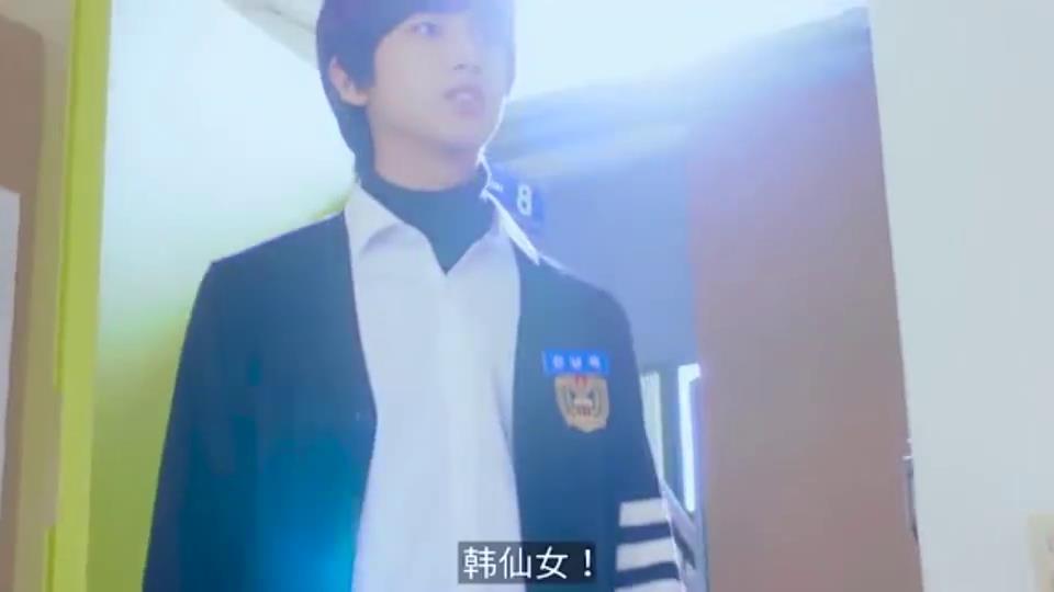 漫画男主来到现实世界,缠上校园女高中生,要得到她的吻才能...