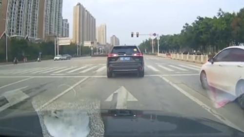 行车记录仪,谁能知道意外和惊喜哪个先来,行车记录仪拍下好气又好笑...