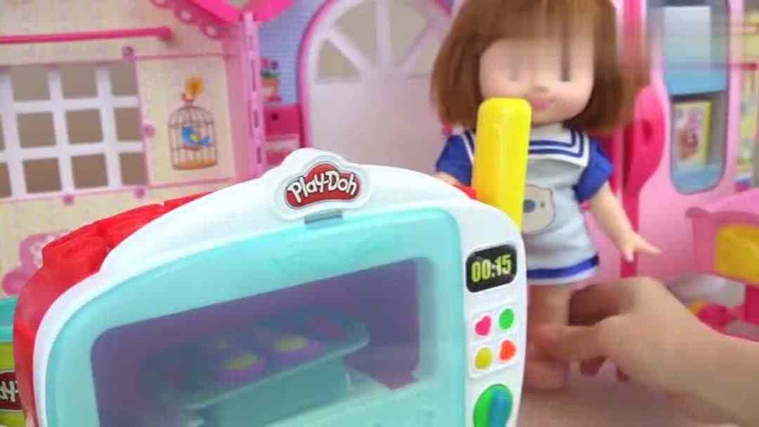 亲子互动,小萝莉魔力微波炉做美味玉米甜品吃,真开心