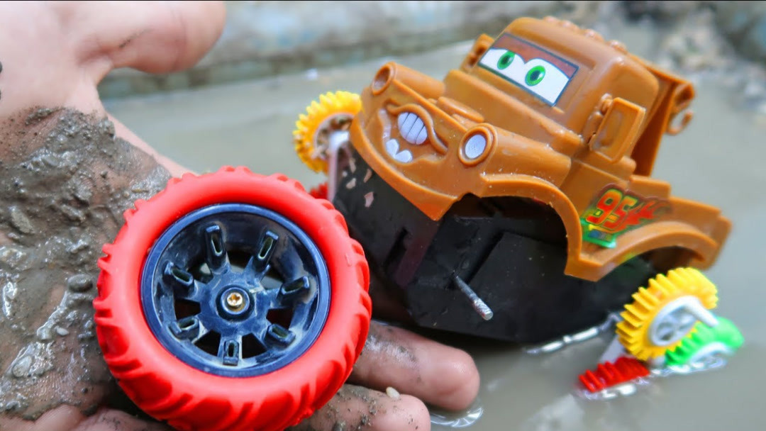 警车翻车掉进水池中,吊车急忙出动救援,把警车成功拉上来