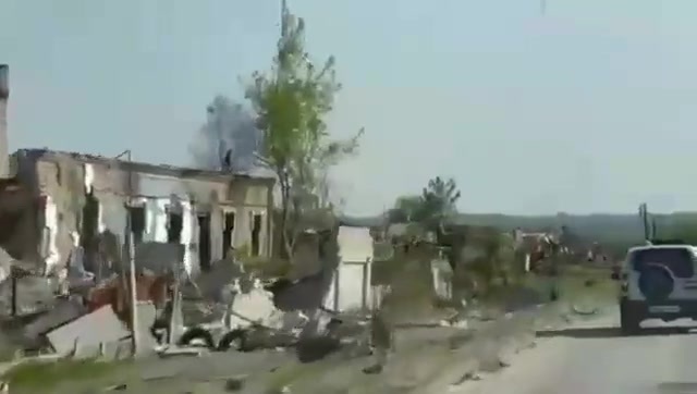 战争实录 汽车行走在乌克兰的城市中 满目疮痍