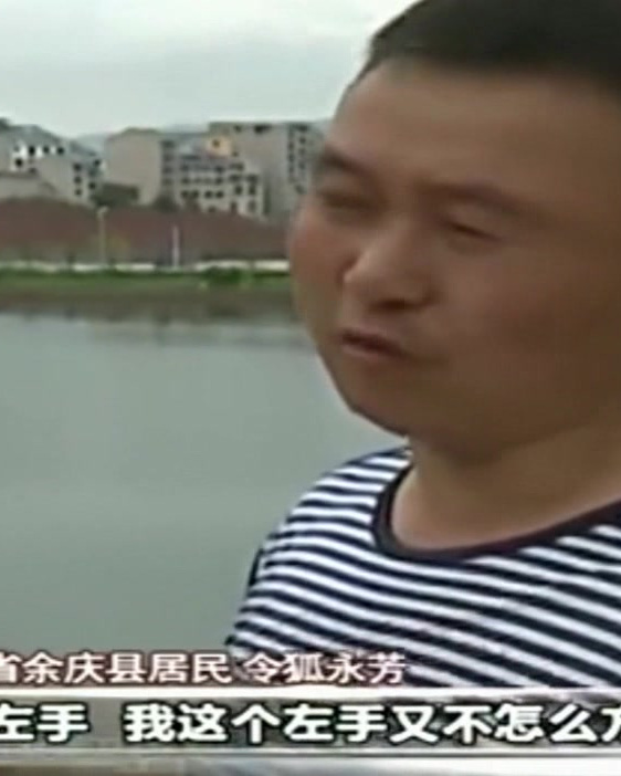 感动!小学生湖中溺水 手机拍下温馨的画面