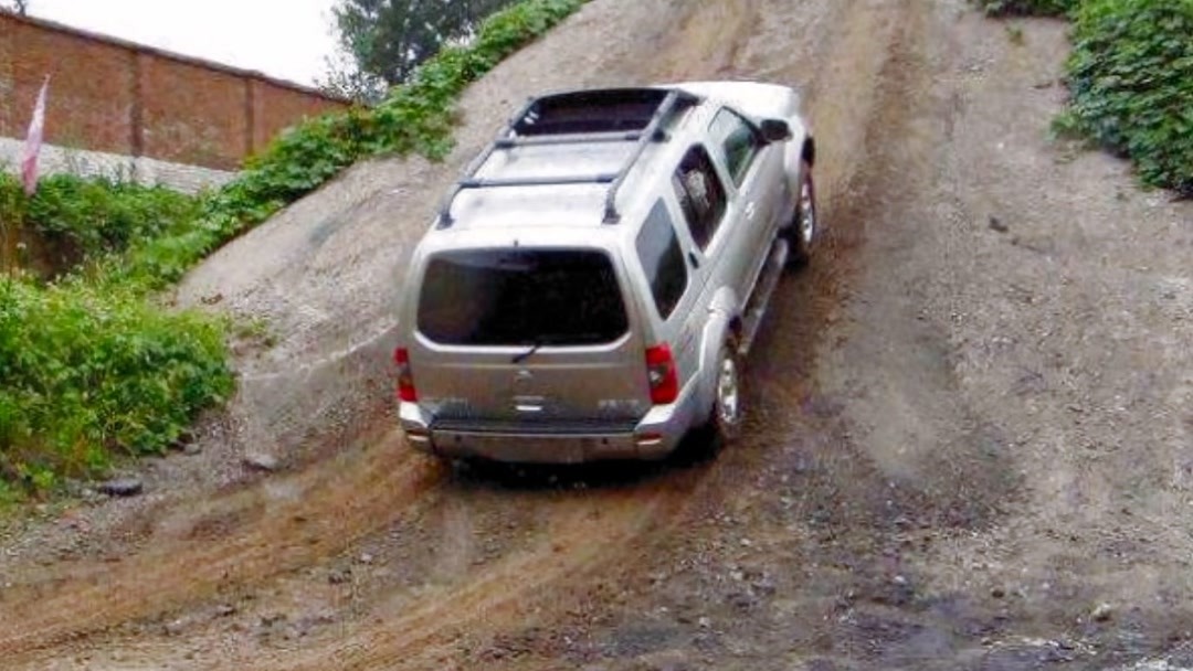 自动挡汽车爬坡动力不足怎么办?老司机教你一招,不会换挡很危险