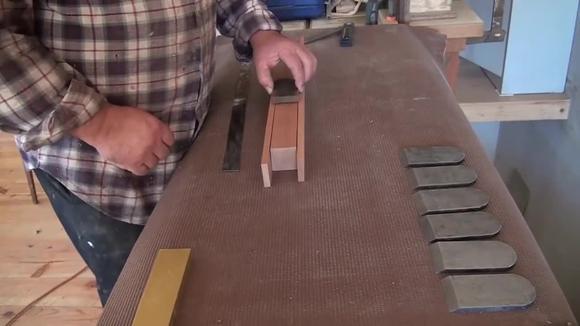 这才叫木工精品,老师傅自制一把木刨,看他使用真是太抢眼了