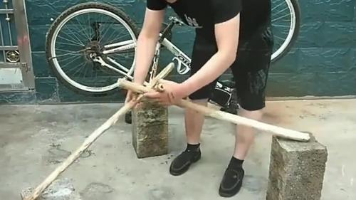 大哥把自行车放上面会倒吗,最稳定的三角结构,知道是什么原理吗?