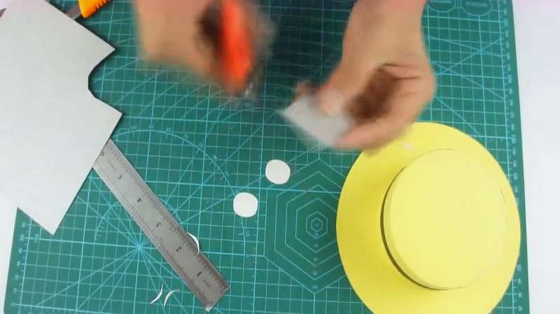 幼儿益智手工,diy手工,给孩子做一顶可爱的小黄人主题帽子
