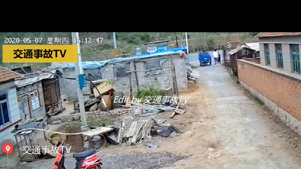 【交通事故】三轮车横穿马路,被大货车撞翻了