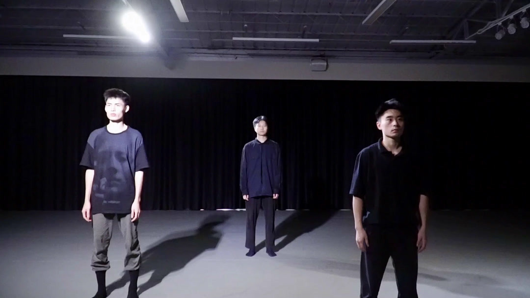 现代舞中舞者们编排作品让人沉溺其中。作品中更多是要回归到生活里...