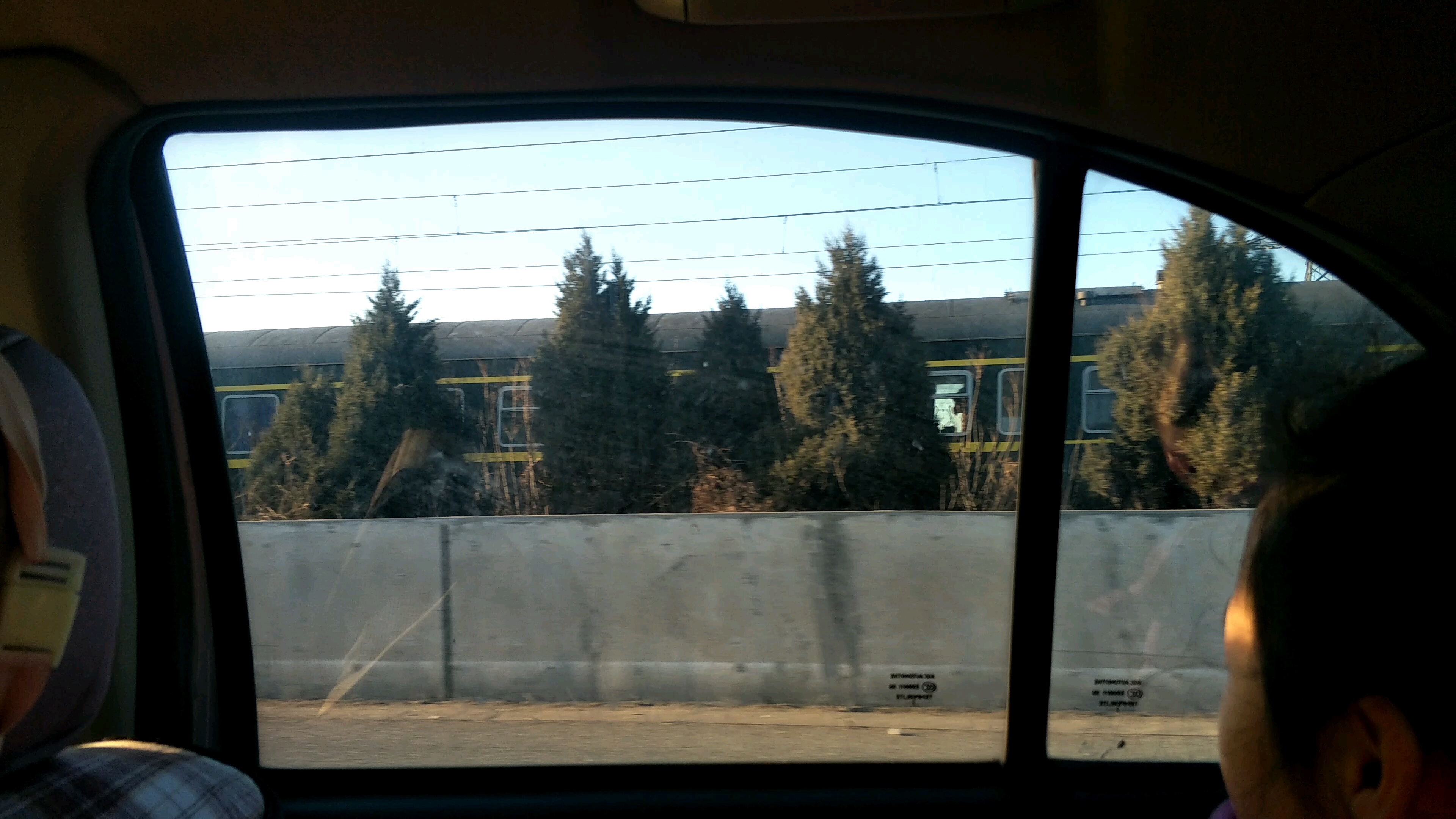 郑局郑段HXD1D0505牵引T167次列车交汇货列