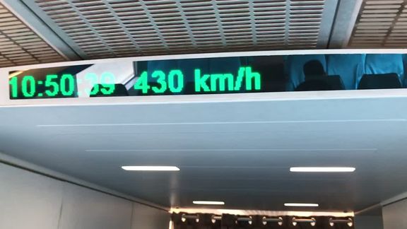 上海磁悬浮列车,最高提速到430KM/H,感觉很爽