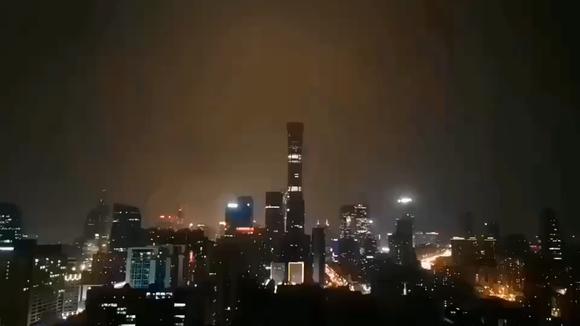 这是世界未日吗?不,这是2020年5月21号下午4点的北京城