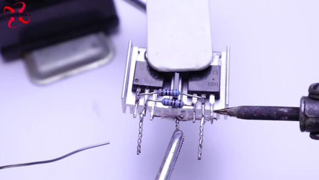 两个三极管如何做简单的逆变器?加上电阻轻松变220V,驱动节能灯