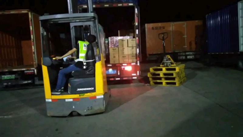 老叶搞个年审用了一个下午,审完车盖好棚布,还接了个单回去