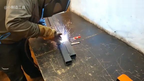 切开几根方管,自制一台折弯机,有技术有设备,缺啥工具自己造