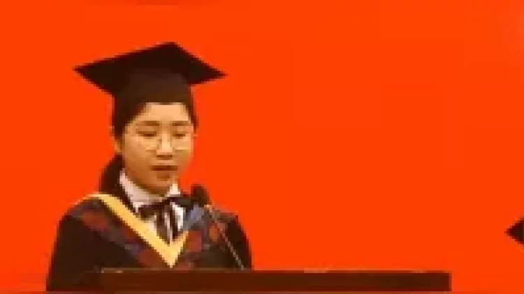 重点大学的美女学霸毕业演讲,水平不输清华北大!