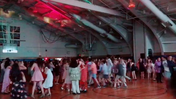 ...生活日记——美国人从小就培养孩子成为Party Animals,这是女儿初中...