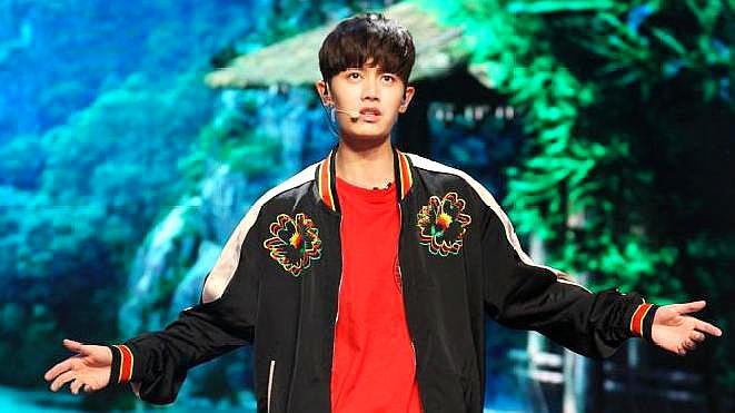 新版许仙任嘉伦活泼起舞,一段舞蹈刷新人设,机器人扮相吸引眼球