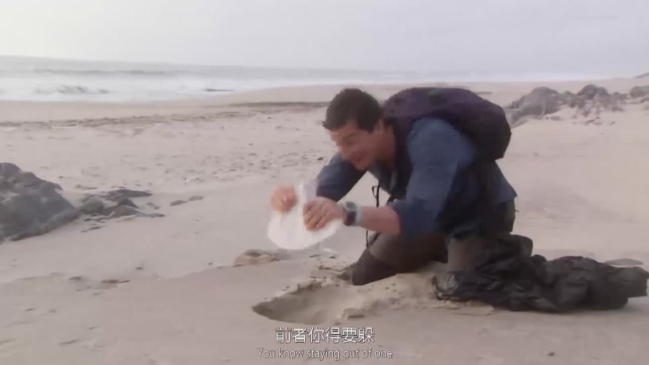 海里的水有再多都不能喝,贝尔在海边做蒸馏器,厉害了