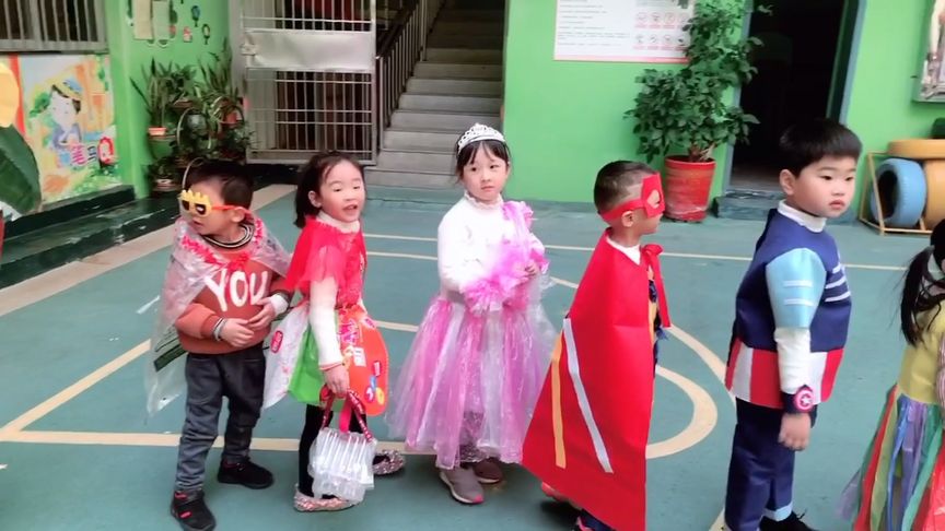 幼儿园给家长布置作业后,妈妈才发现原来她也是服装设计师!