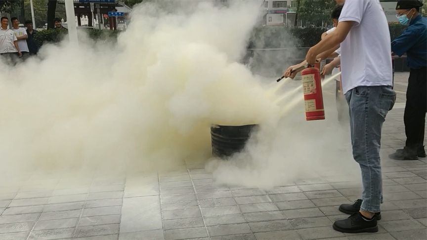 动手尝试下灭火器怎么用#消防演练啦