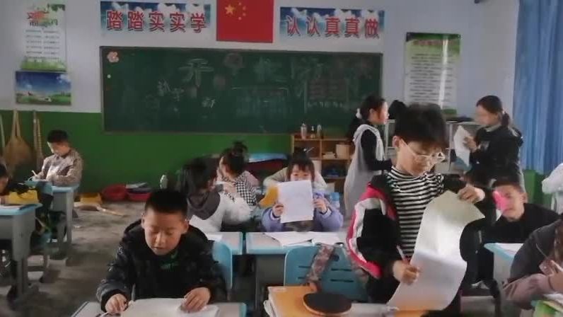 自评5本优秀作文,5本差作业。全班27本作业从每个学生手中走过