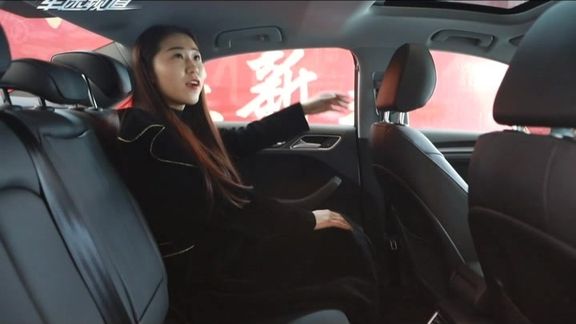 全新奥迪A3后排顶部凹槽设计给头部留空间,12V电源可放车载冰箱