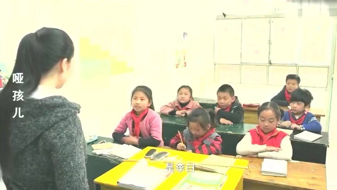 学校里正在升国旗,女孩就站在山堆上,看着那边敬礼