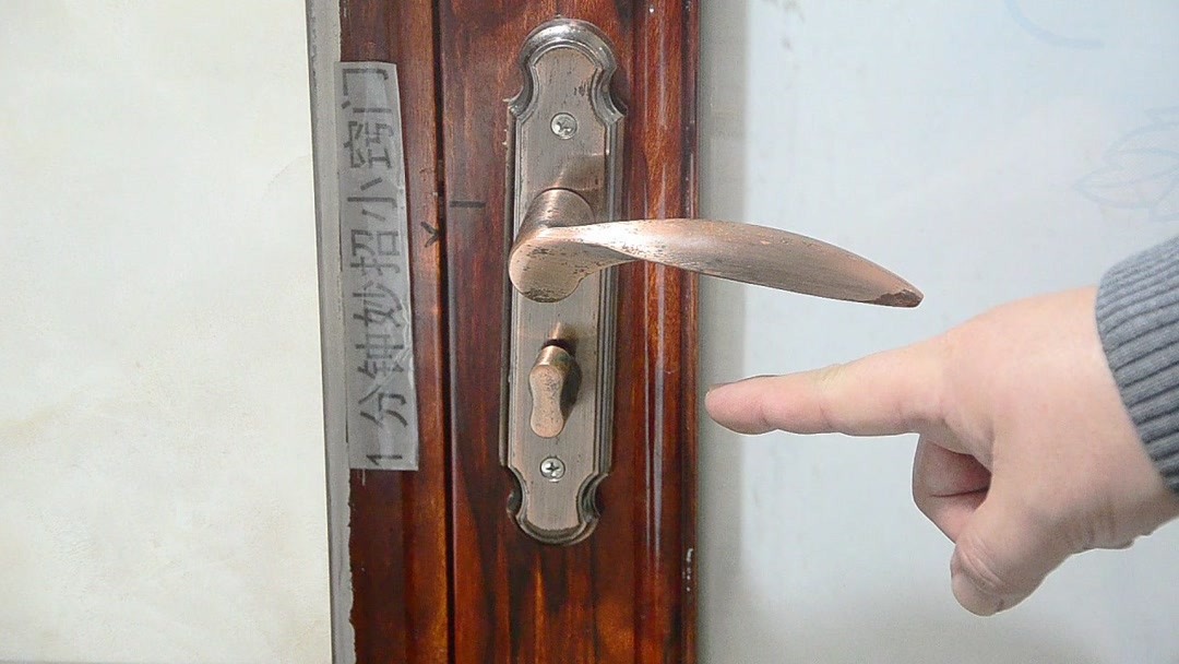 门被反锁了不用找开锁师傅，不用任何工具，手一拧就开，真长见识