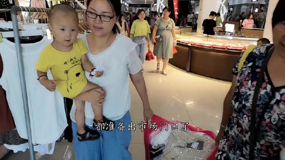 代少小翠老早去服装市场,车出故障,打车去订货,一刻不休开直播