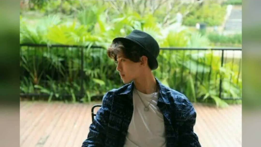 蔡徐坤行程超紧张,参加完盛典就飞往洛杉矶,舞台坤化身空中飞人