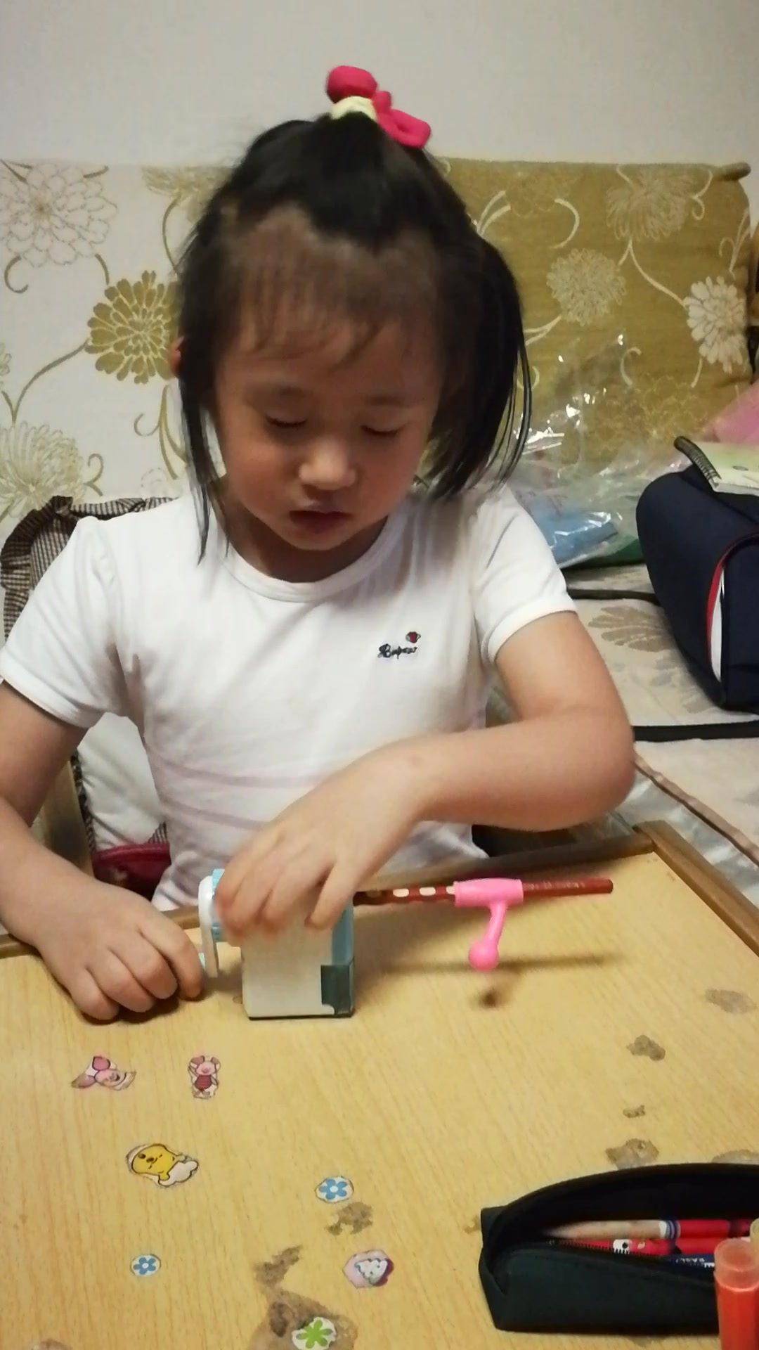 小宝贝教大家使用削笔机