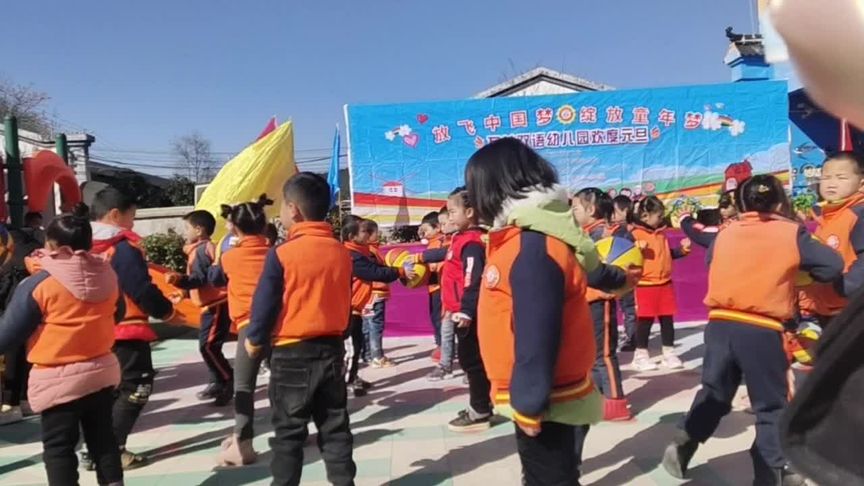 瓦前双语幼儿园,大班小朋友的篮球表演