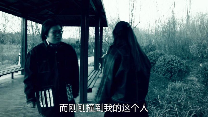 女孩路过看到两个一模一样的男子,吓跑了!
