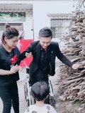 10年前,网络认识残疾老公,便决定照顾他一辈子,虽然日子过得很苦,但...