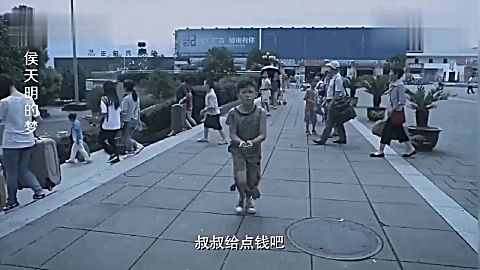 小伙遇到小孩乞讨,认出就是被拐卖的朋友孩子,跟人贩子抢孩子