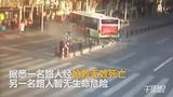 【上海】监拍上海45路公交车失控撞压2名路人 致1死1伤